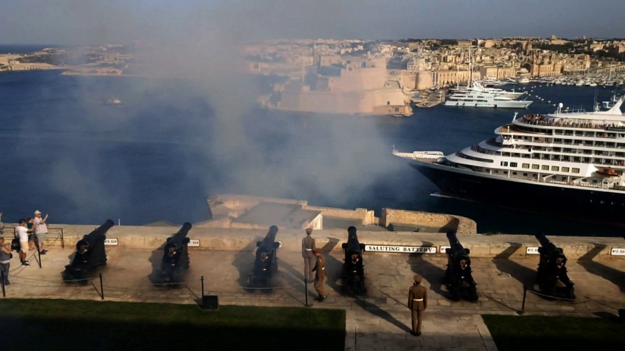 Cannon fire in Valletta, Malta - YouTube
