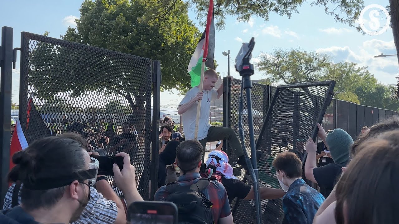 CHICAGO | Pro-Hamas Protesters BREACH DNC Perimeter - YouTube