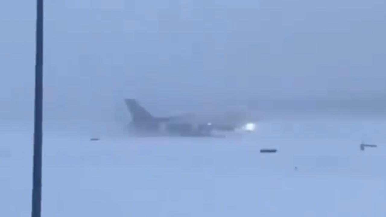 A Boeing 747 Jet Struggles To Take Off In A Snow Storm - YouTube