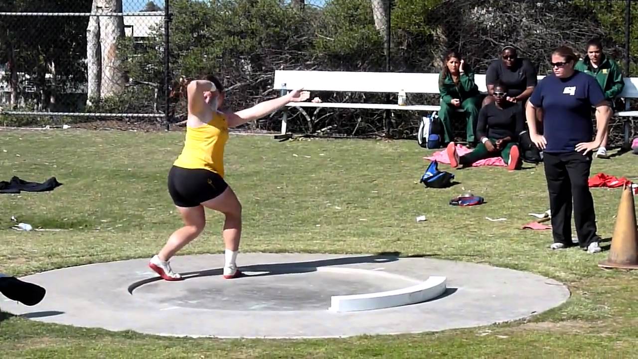 Anna Jelmini shot put at UCSD - YouTube