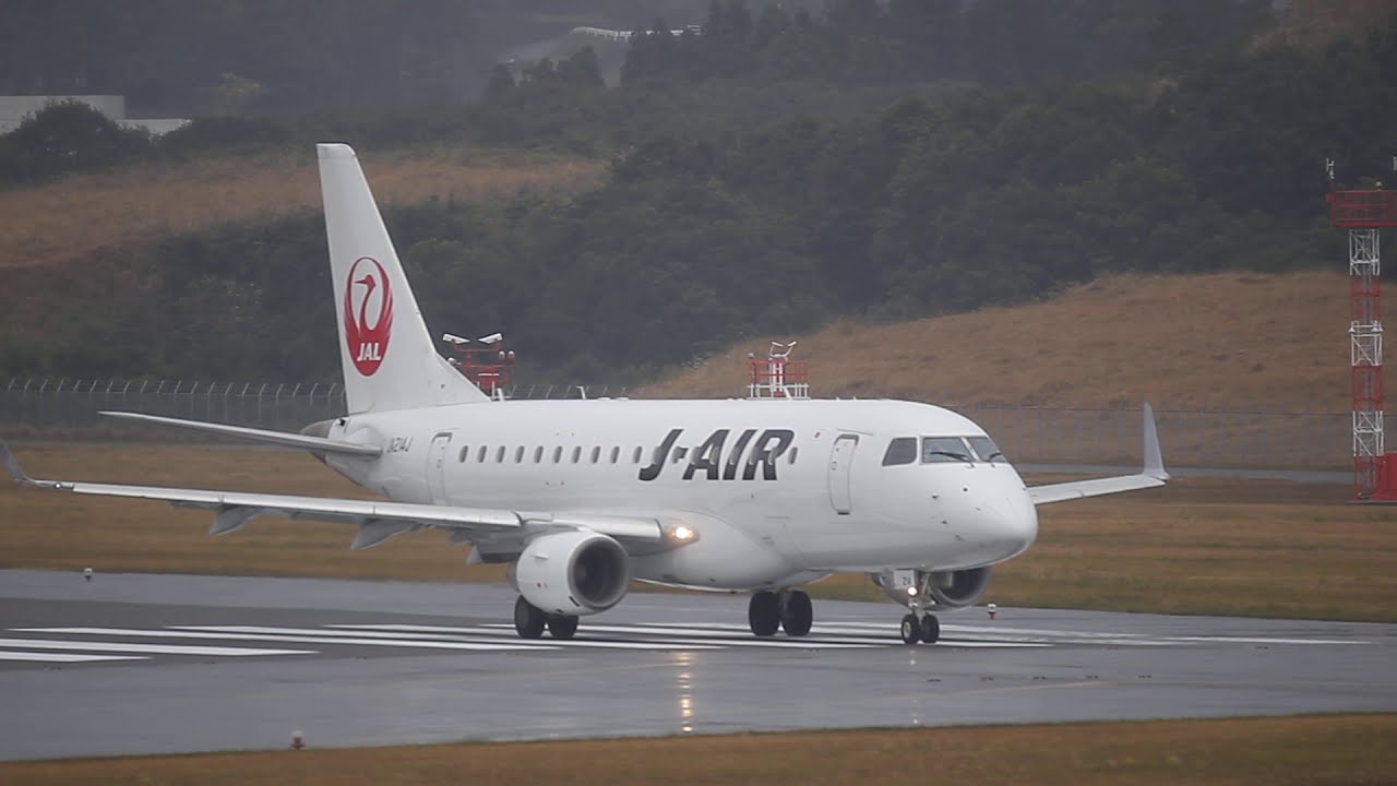 種子島空港から雨の離陸エンブラエルJAL JL3762（E70） - YouTube