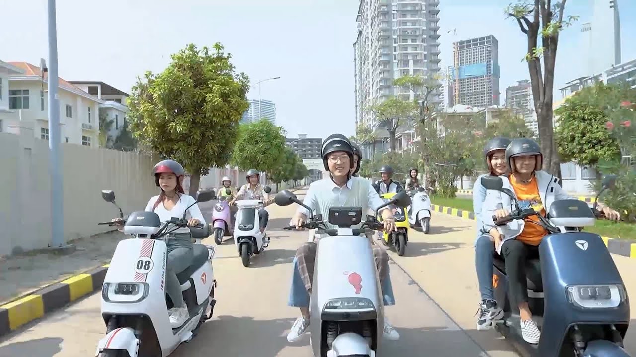 China's electric two-wheelers go popular in Cambodia - YouTube