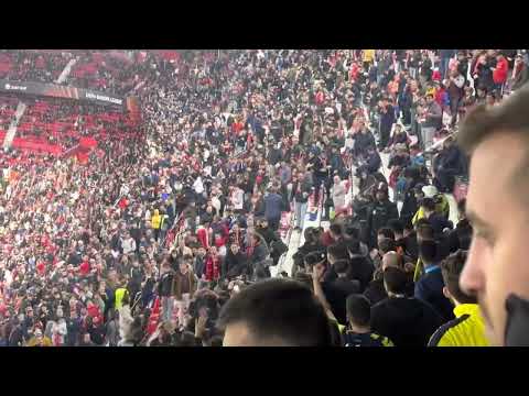 #SevillaAway | Fenerbahçe deplasman tribünü, ispanyol taraftarlarla atışıyor..