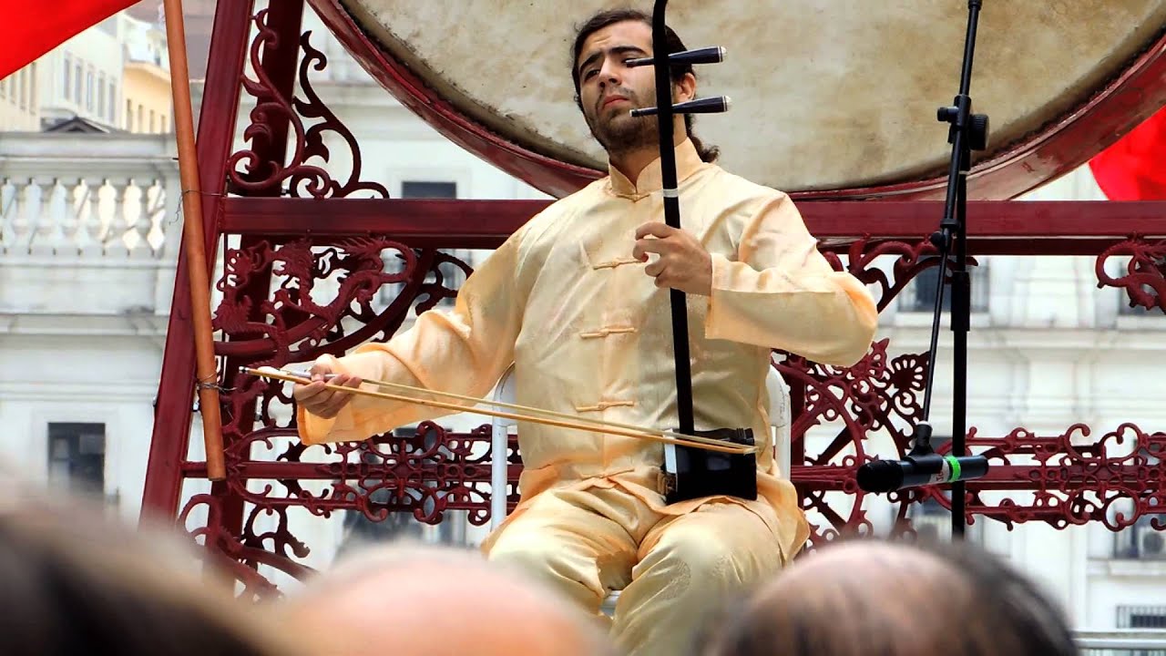 Live Erhu Performance (二胡) playing Traditional Chinese Music - Chinese ...