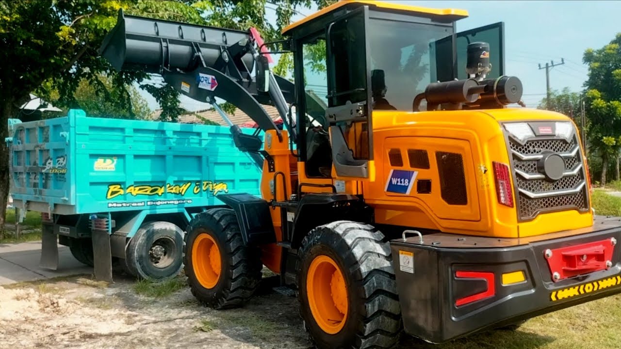 LOADER MENGISI MUATAN PASIR DUMP TRUCK - YouTube