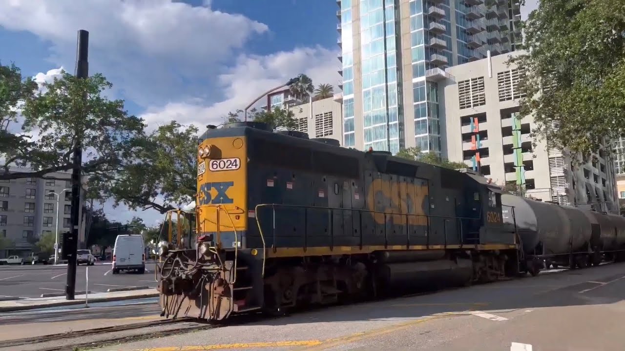 CSX Port Switcher thru Downtown Tampa - YouTube
