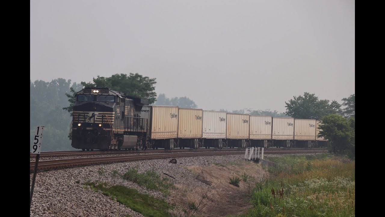 NS Road Railer Train 255 Blasting Through the Fort Wayne, IN Area - YouTube