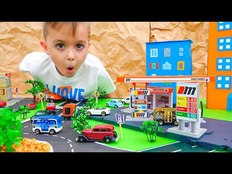 Vlad et Niki jouent avec des petites voitures et construisent Matchbox City