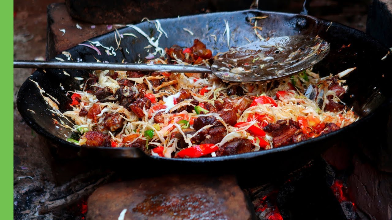 25kgs of kikalayi pork for one man - Masaka pork feast - YouTube