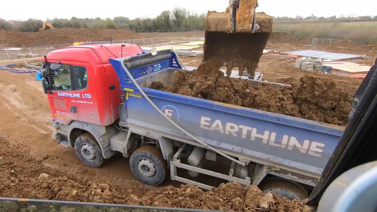 14 ton digger driver loading muck away lorries - YouTube