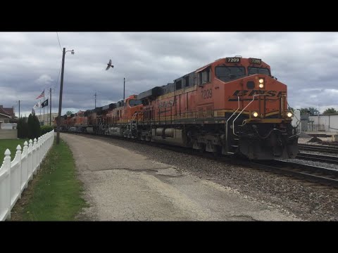 BNSF 7209 (ES44DC) leads a westbound BNSF z-train through Streator, IL w/ 2 new ES44C4s 05/20/20 ...