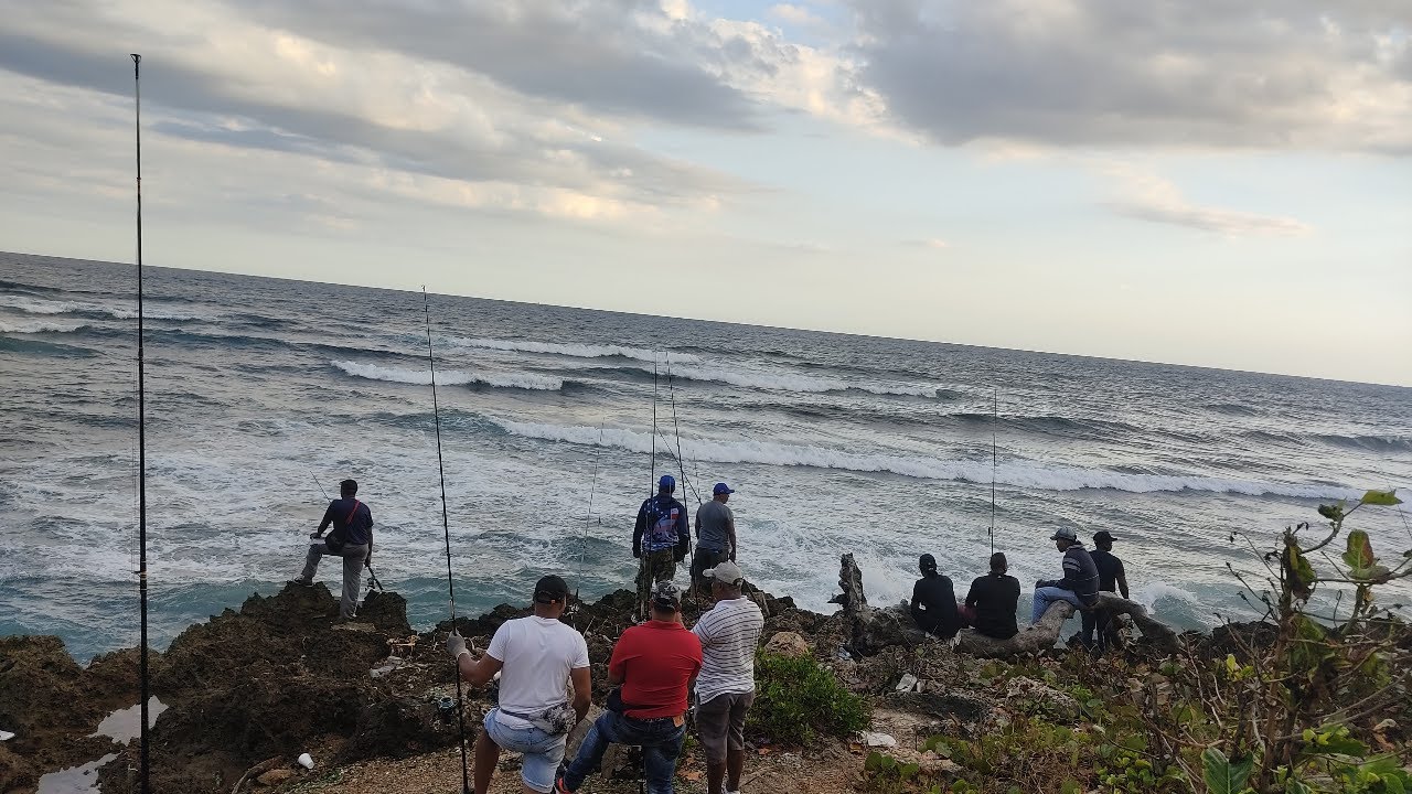 Así se vive la Pesca a orillas del mar en el Malecón de Santo Domingo ...