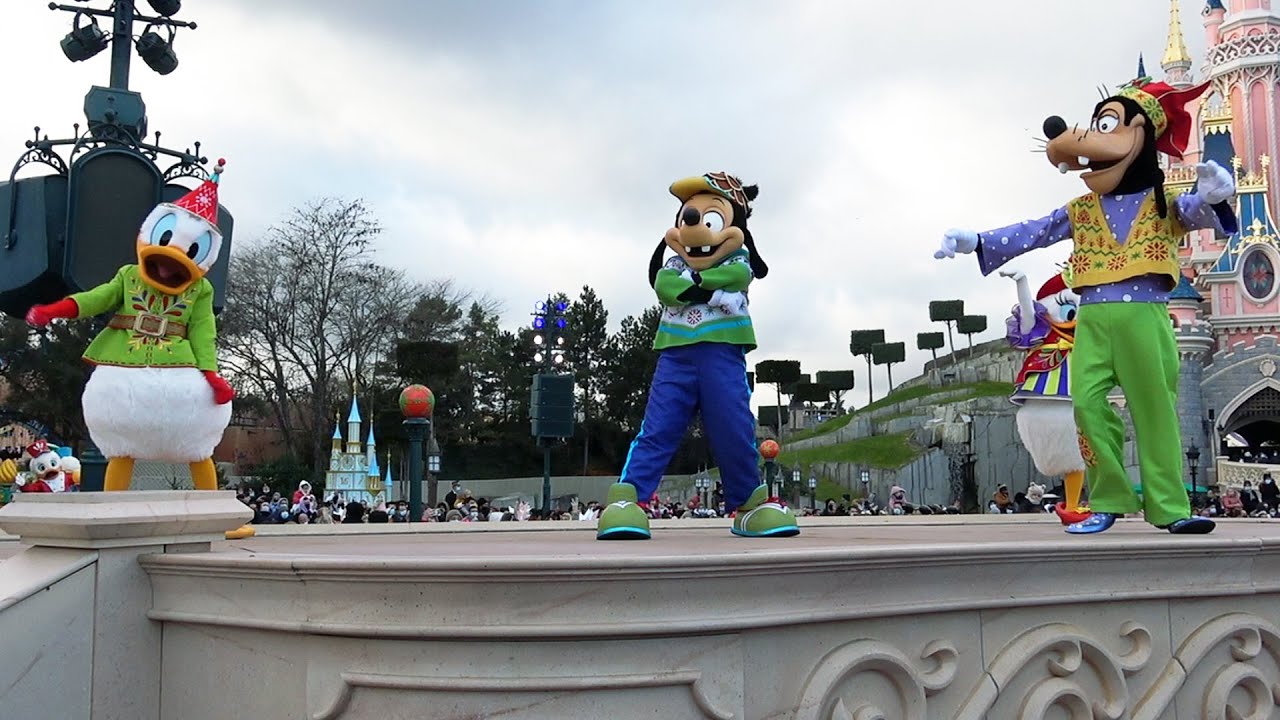 Donald, Daisy, Goofy & Max Perform in Mickey's Dazzling Christmas ...