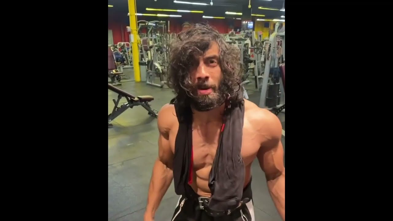 crazy muscular man dancing in the gym - YouTube