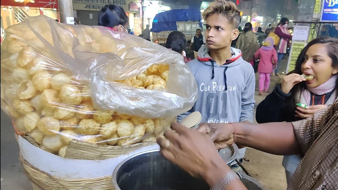 Eating Fuchka (Golgappa/Panipuri) - Indian Street Food Kolkata ...