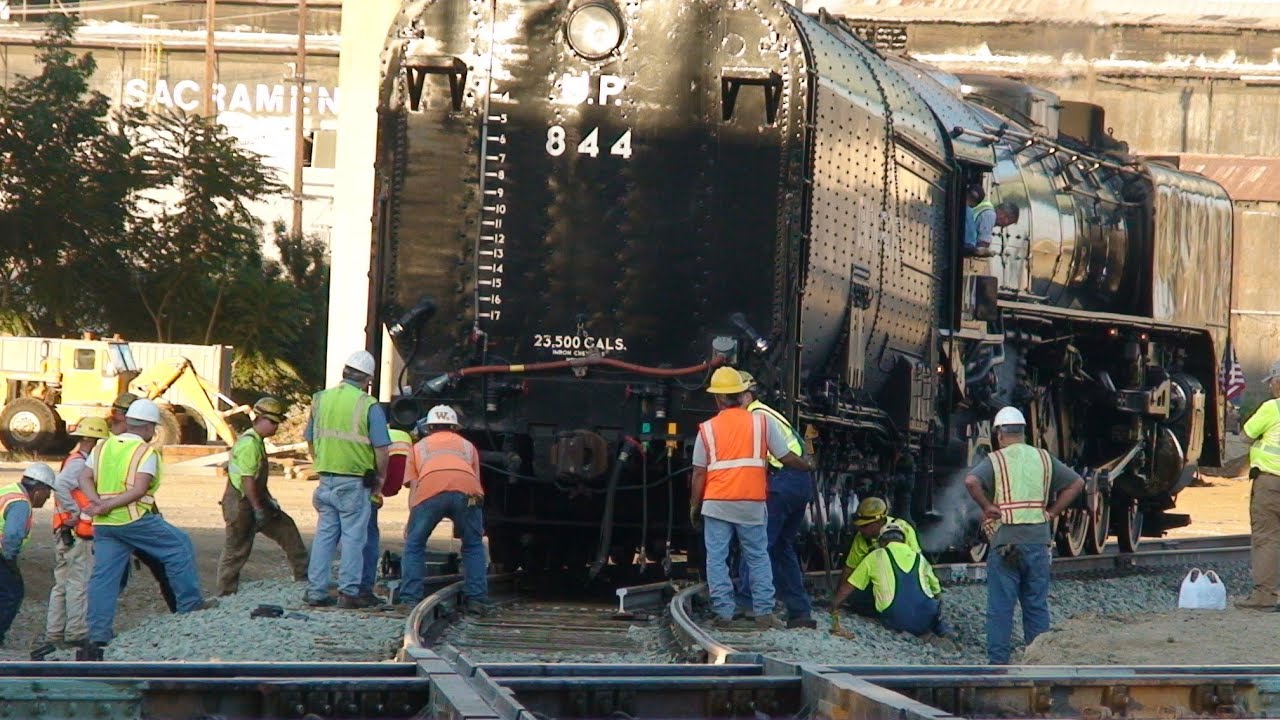 Union Pacific 844 derails in Sacramento CA - YouTube