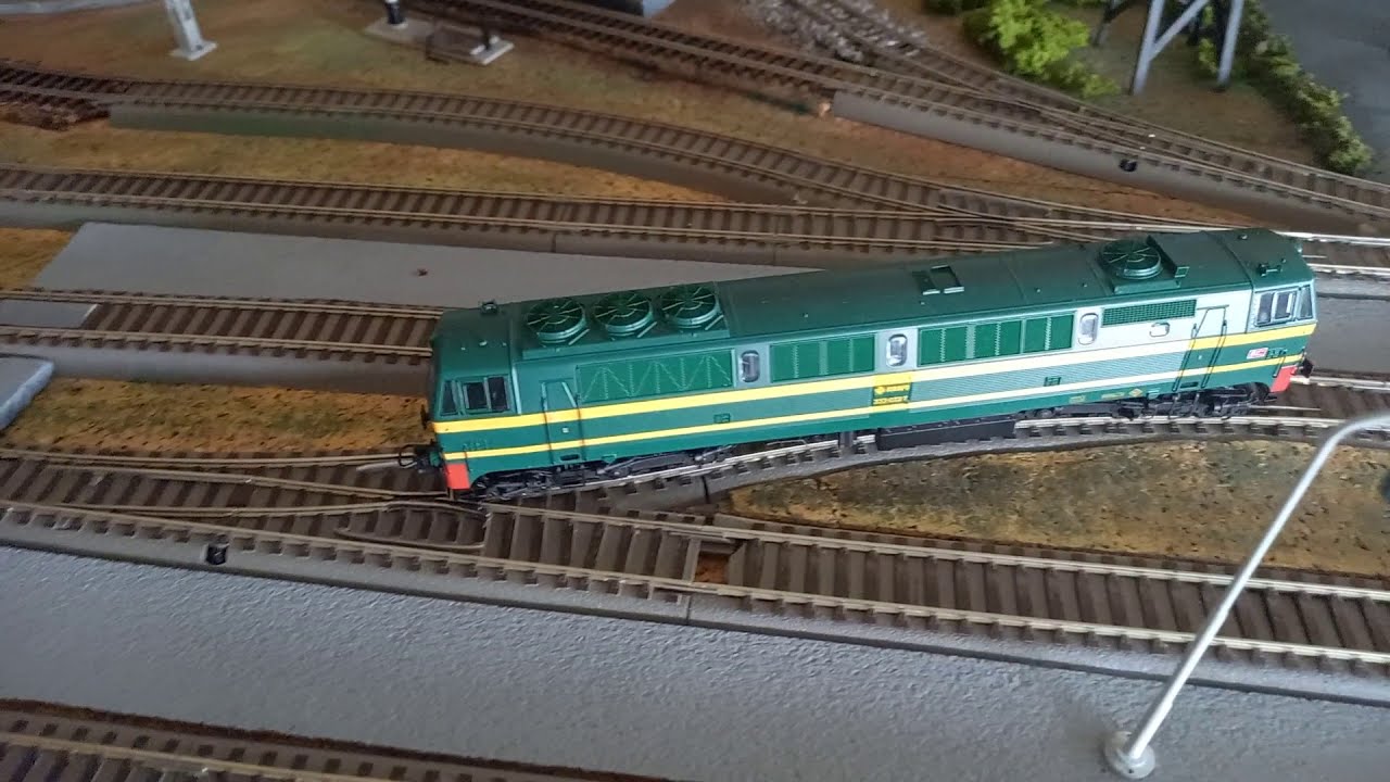 Roco 333 en chirrido curva - YouTube