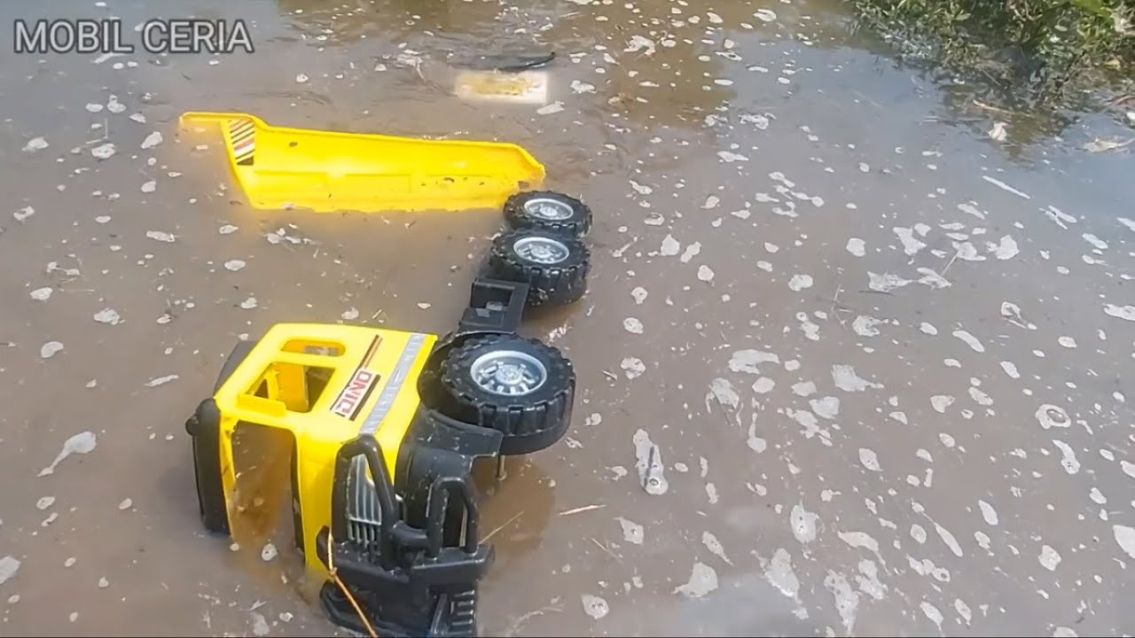 A CONVOY OF YELLOW DUMP TRUCKS AND TWO WHITE CABIN DUMP TRUCKS FAILED ...