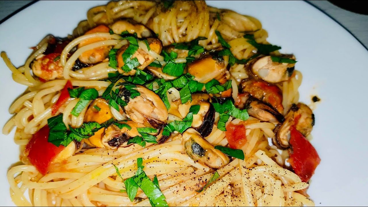 Makarona me midhje dhe domate - Spaghetti with mussels 🍝 - YouTube