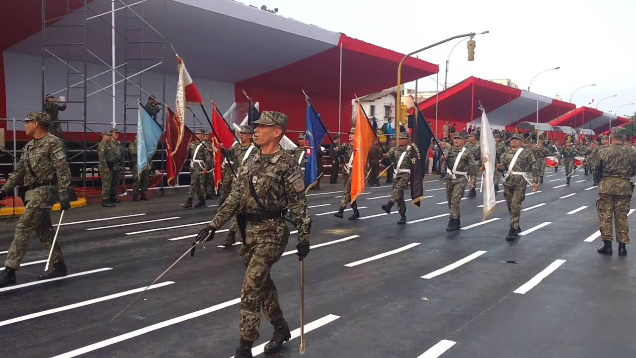 Hombres y mujeres del Ejército del Perú marchando y cantando - YouTube