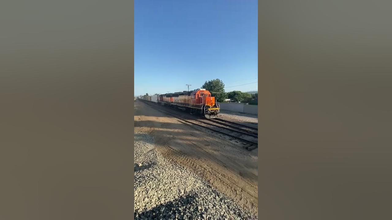 BNSF 3039 leads the second local to the Alcoa Yard after passing Sepulveda Blvd - YouTube