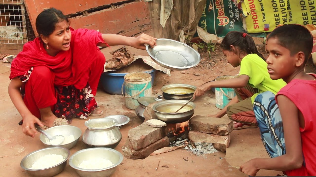 Its Picnic In Slum! Poor But Happy Slum Life! Slum Cooking and Eating ...