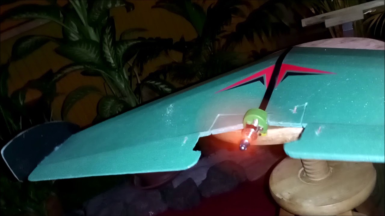 Flying wing - moving motor mount - no elevon - YouTube