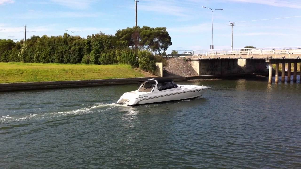 Fastlane 40 going past Dublin Docks Pub GC - YouTube
