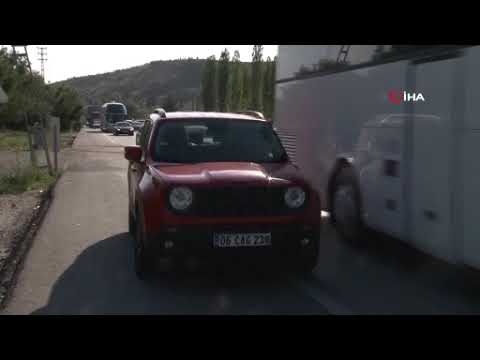 Makas atan otomobil ortadan ikiye bölündü: 1 ölü, 10 yaralı