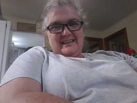 Vlogmas Day 22 chat and pen case tour .....sorry about the yawning ...