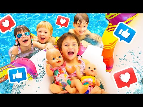 Los niños cuidan de las muñecas Baby Born. Juegos de piscina. Vídeo para bebés