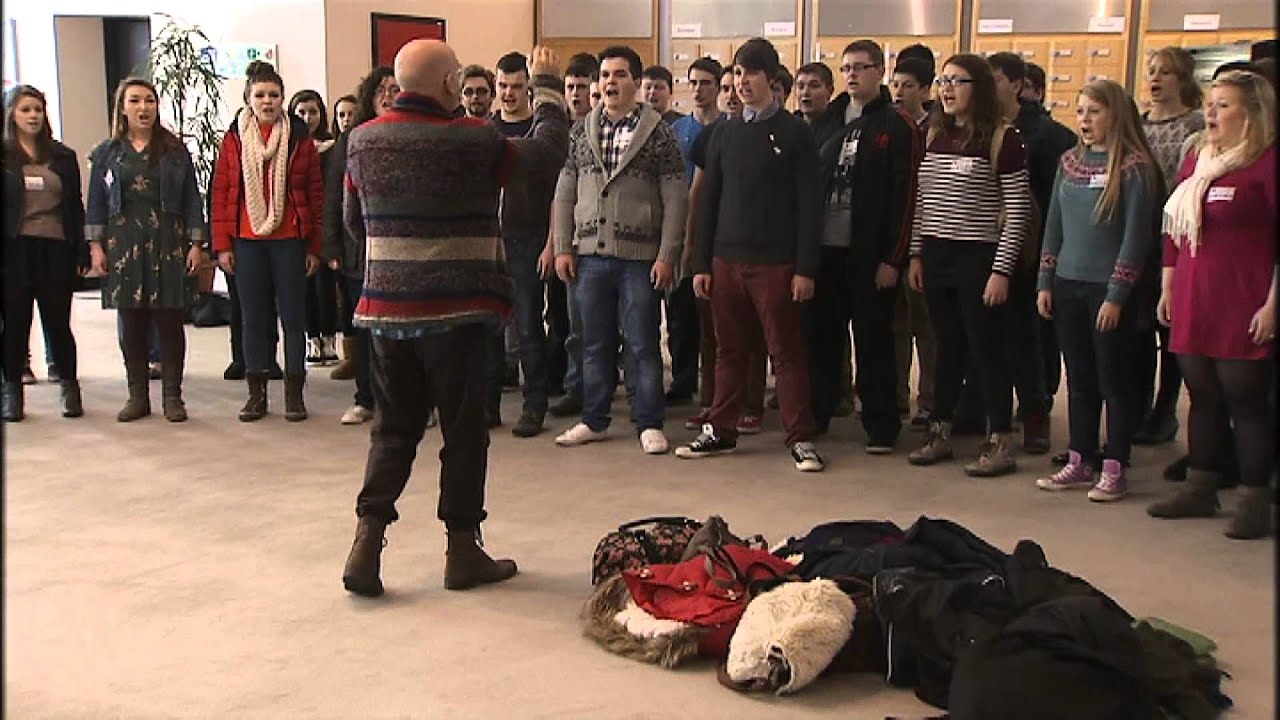 Côr Ysgol Glanaethwy Choir - YouTube
