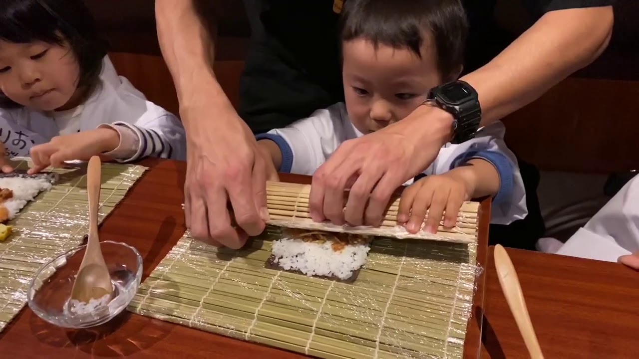 Sushi making lesson for kids! @Kuuraku India - YouTube