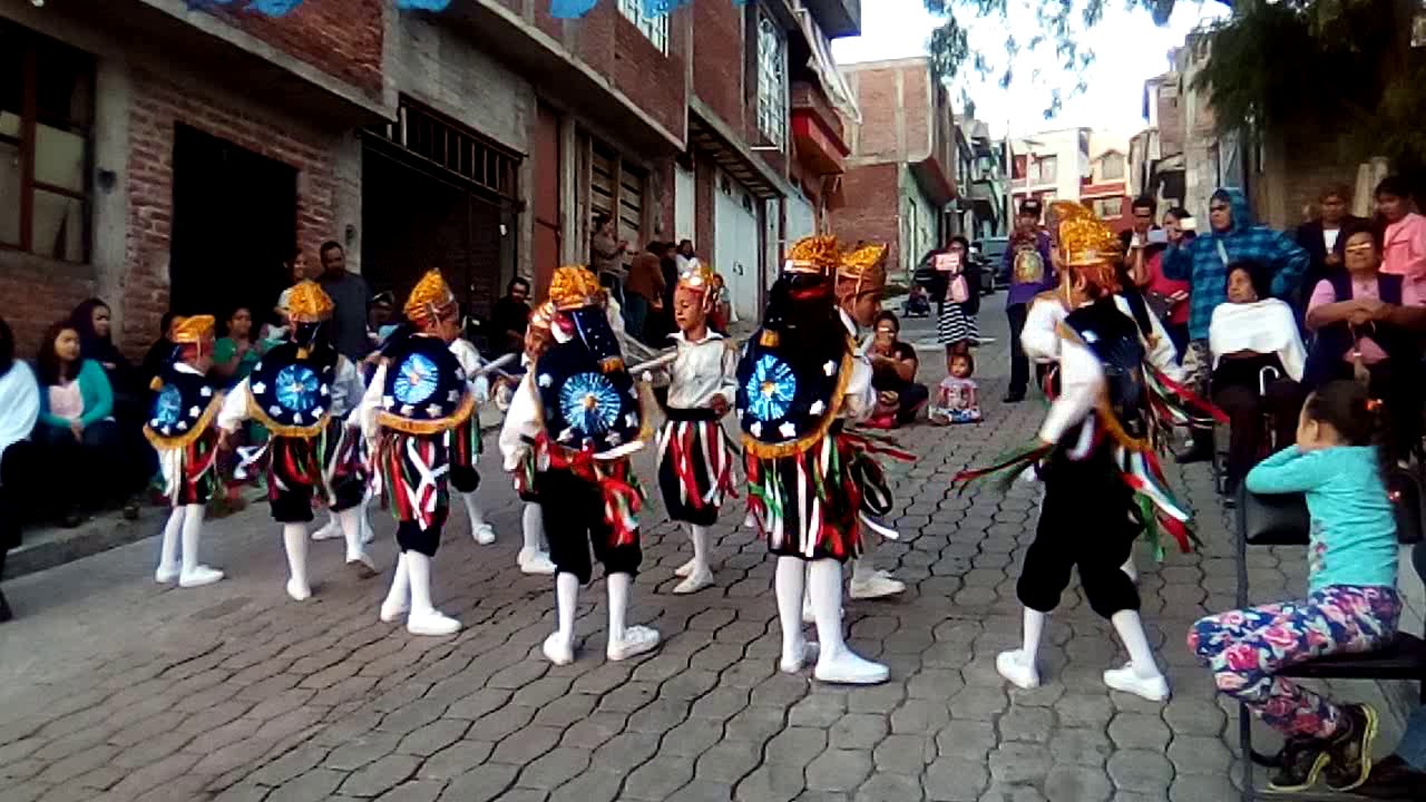 DANZA DEL PALOTEO, ANTE LA VIRGEN DE PATZCUARO - YouTube