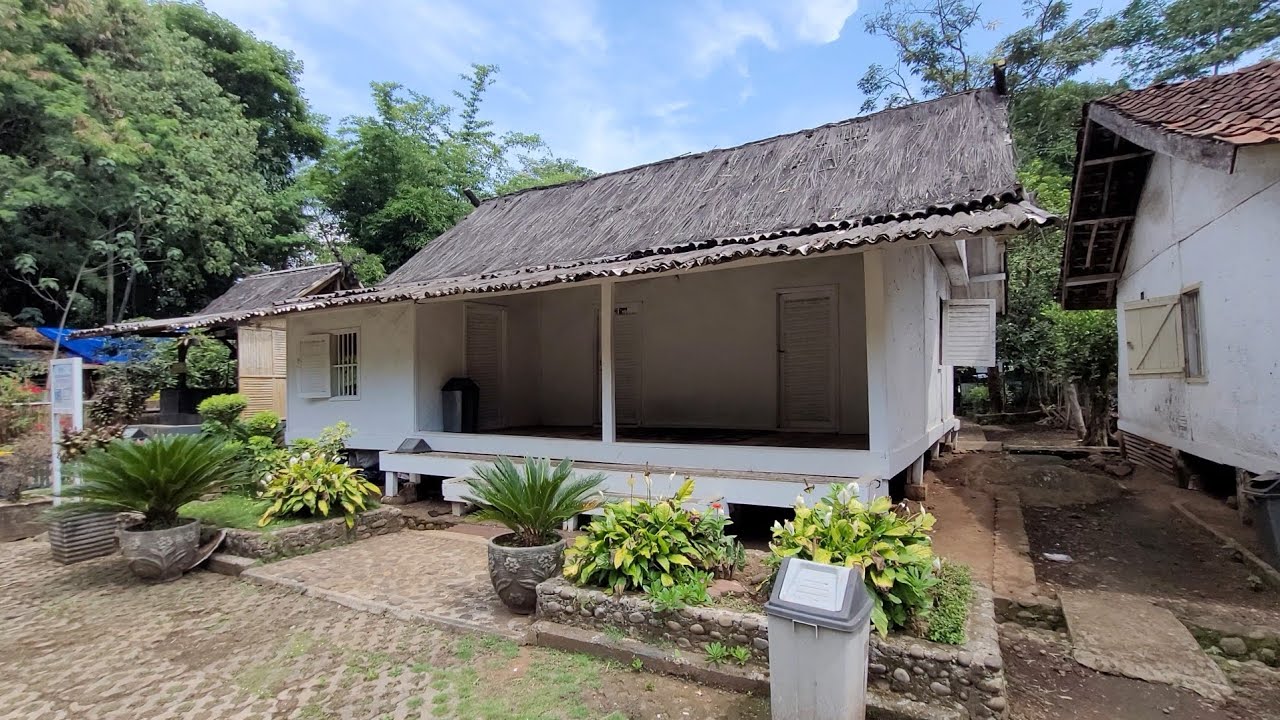 Rumah Adat Kampung Pulo Yang Memiliki Ciri Khas Arsitektur Sunda, Asri ...