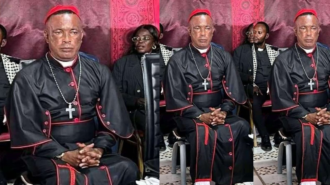 POUR LA 1ERE FOIS, EVEQUE DENIS LESSIE EN TENUE SACERDOTALE. ET IL ...