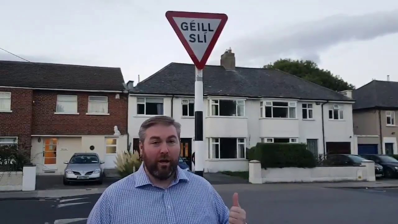 Fógra "Géill Slí" i mBaile an Bhóthair - YouTube