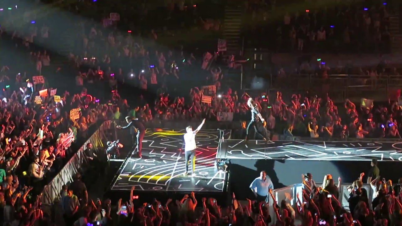 One Direction waving goodbye in OTRA London - The End of an Era - YouTube