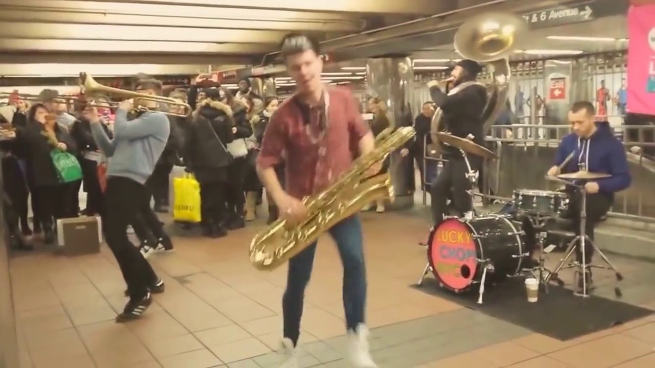 KEREN !! PENGAMEN ALA ORANG AMERIKA NGAMEN SEPERTI PESTA DI SUBWAY NYC ...