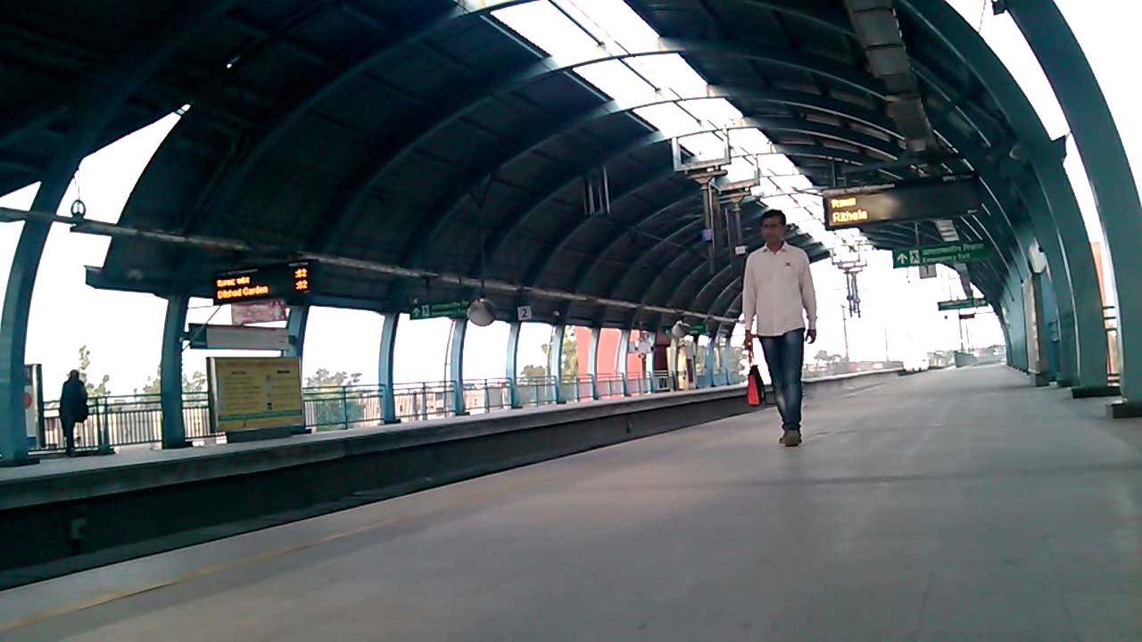 Delhi metro - platform view - YouTube