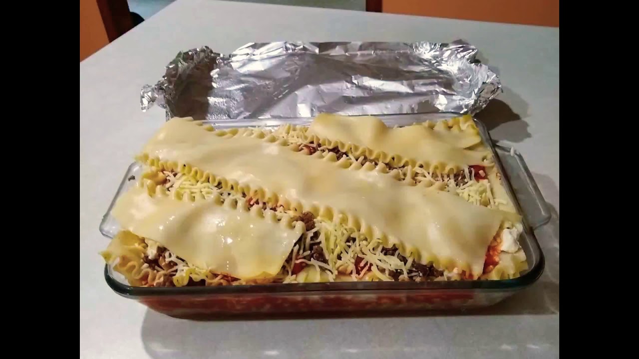 MAKING LASAGNA ON THIS COLD RAINY DAY TODAY!!!!!!!!! - YouTube