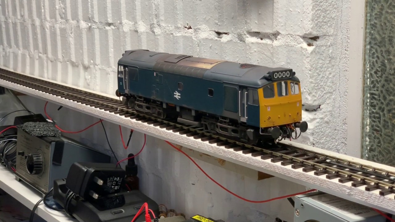 Battery-Powered DCC Sound in the Heljan 7mm Class 25 - YouTube