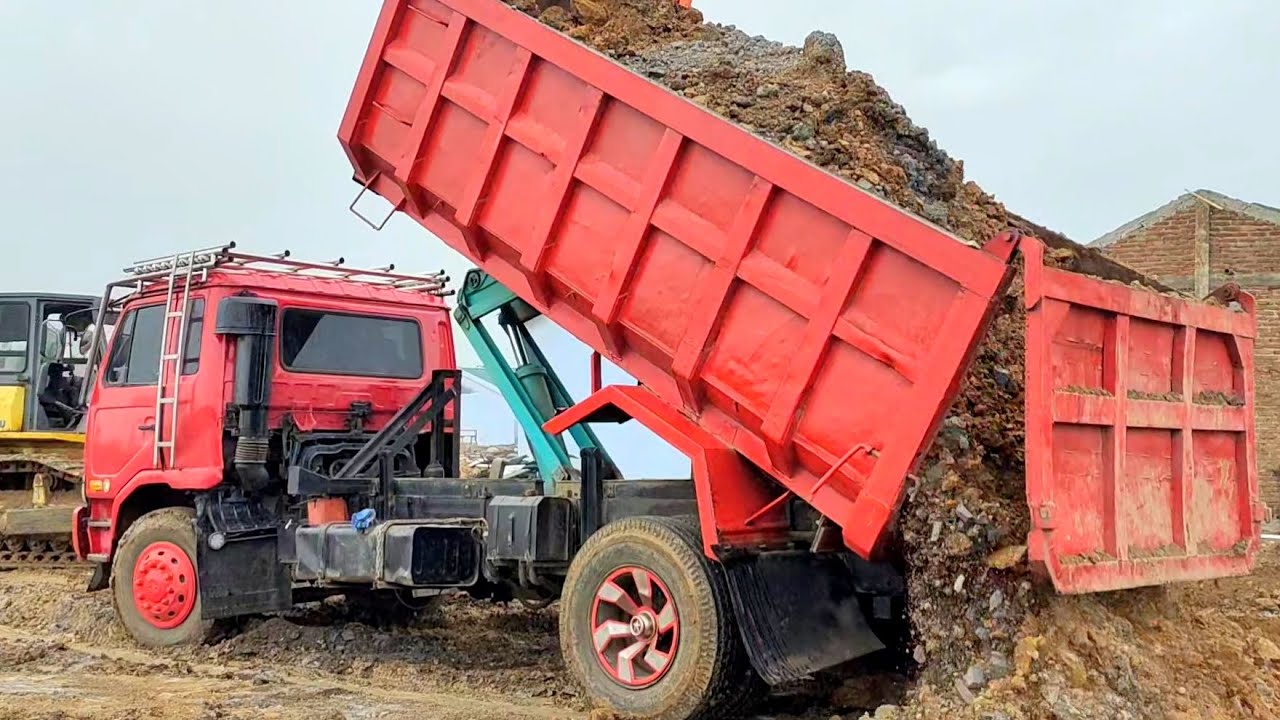Mobil Truk Besar Jomplang Muatan Tanah Timbunan Full Bak - YouTube