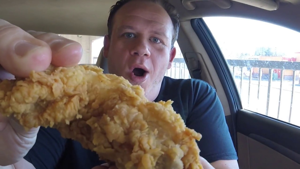 Popeyes ☆$5 HOLIDAY FRIED CHICKEN & CARAMEL PIE☆ Food Review!!! - YouTube