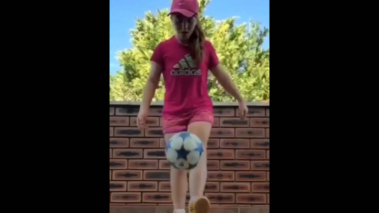 12 year old Isabella juggling football - YouTube