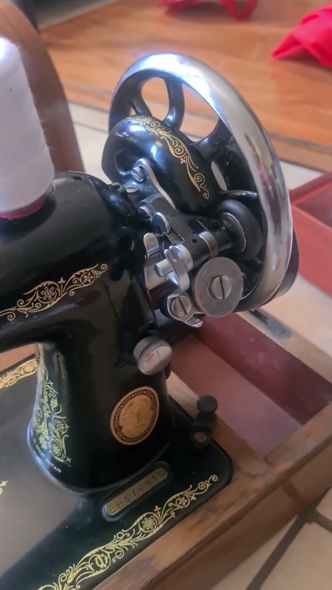 singer 99k hand crank sewing machine stitching - YouTube