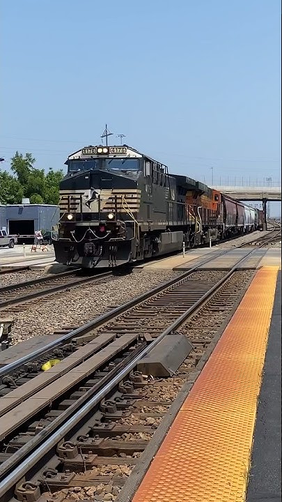 NS 4176 leads a Manifest through LaVergne - YouTube