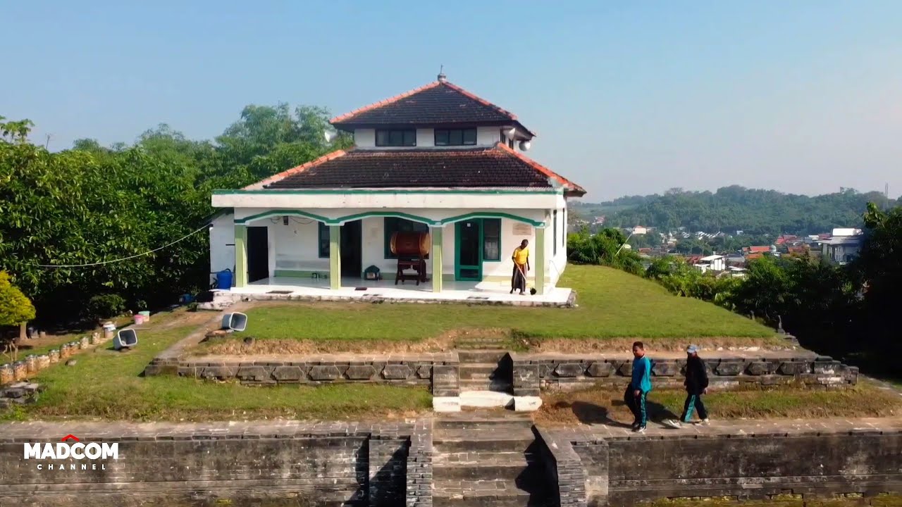 SITUS GIRI KEDATON MAKAM RADEN SUPENO GRESIK - YouTube