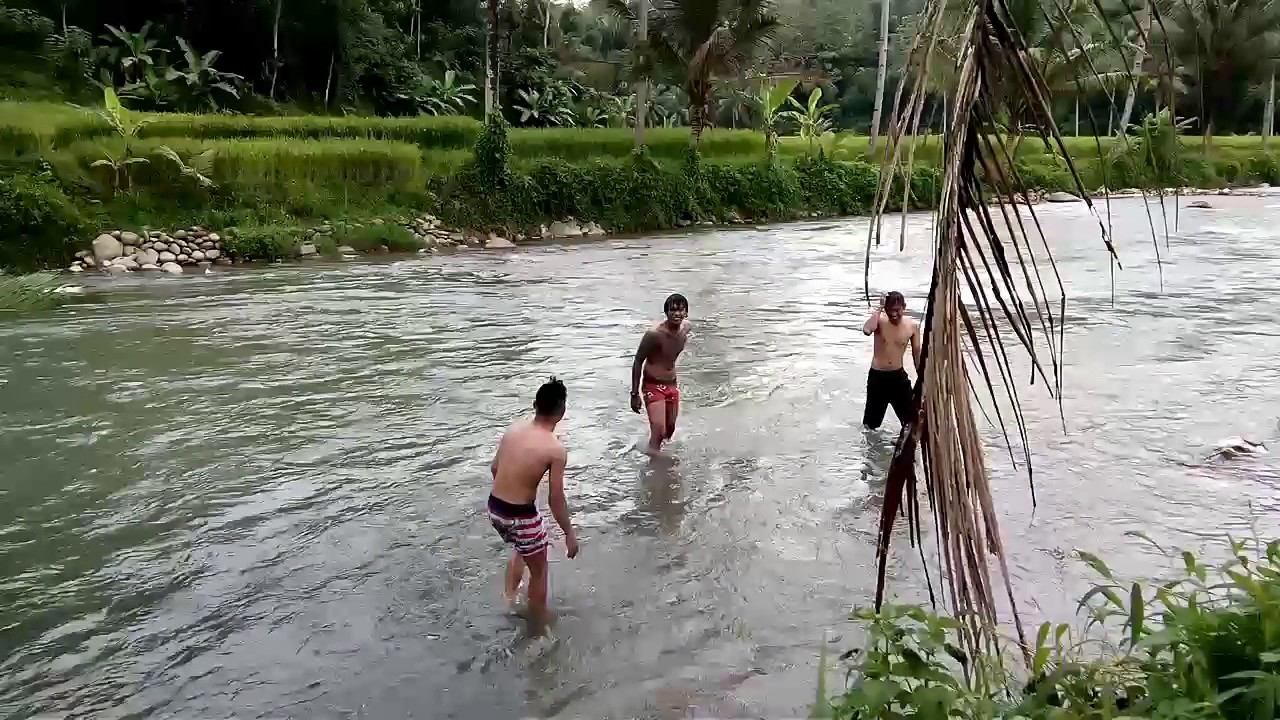 Mandi di kali - YouTube