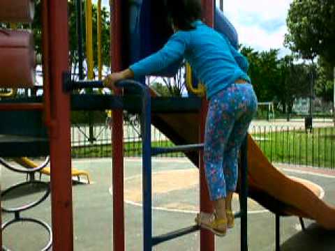 BELLA NICOL MENESES JUGANDO